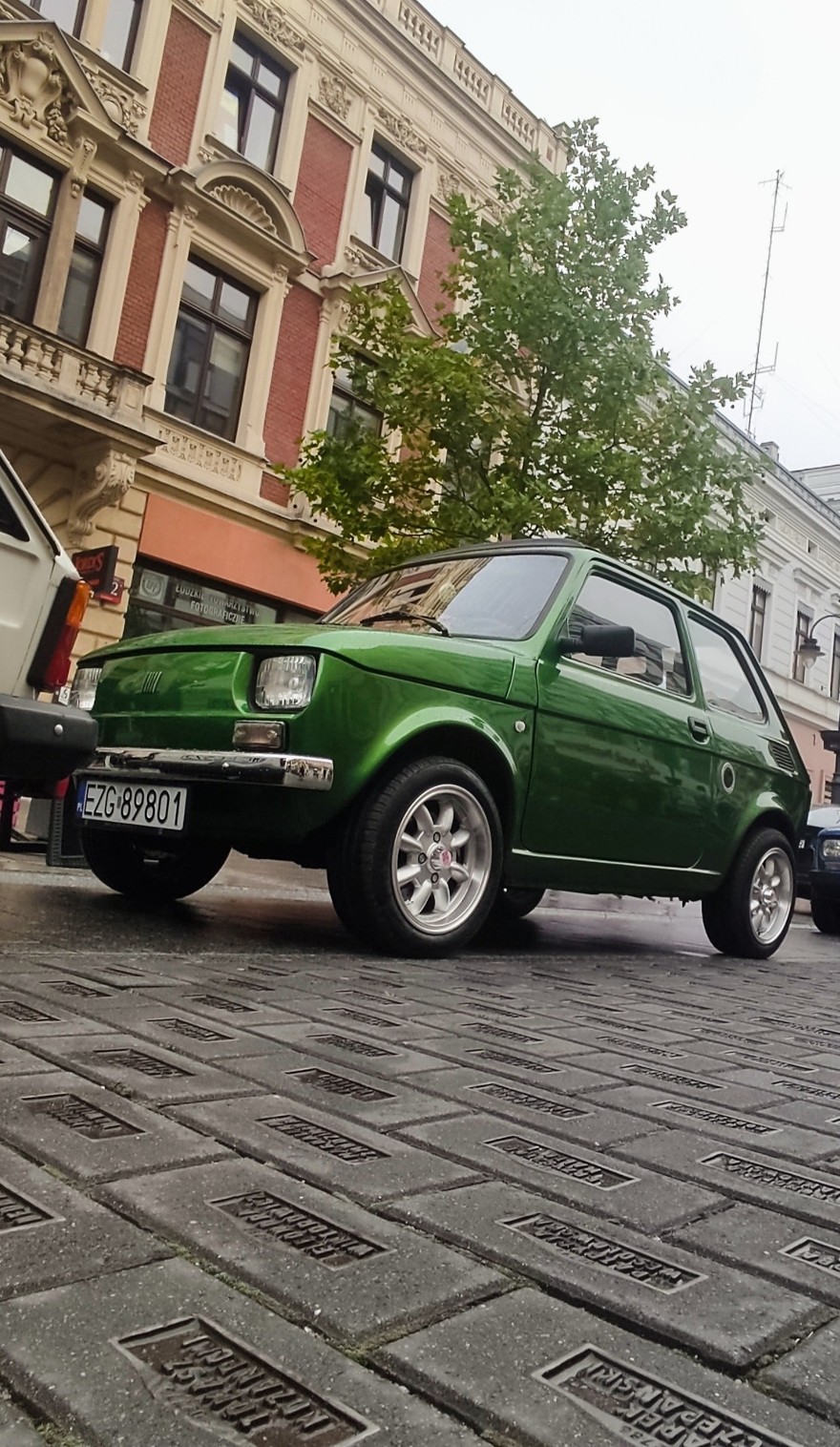 Fiat 126p - kandydat w plebiscycie "Wybieramy zdjęcia samochodów do kalendarza" | Dziennik Łódzki